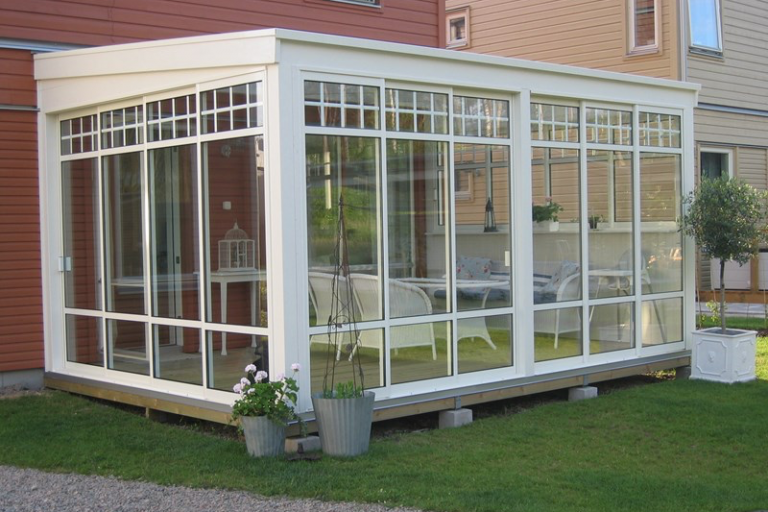 Tillverkare av inglasat vinterbonat uterum med vikpartier